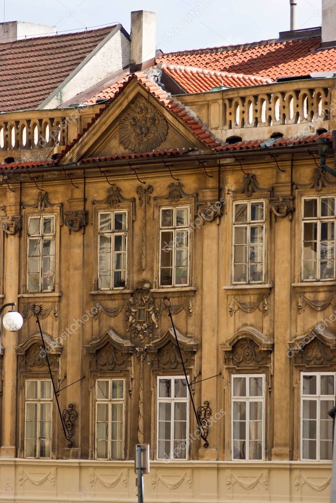 La fachada de un hermoso edificio. Praga, República Checa 2022