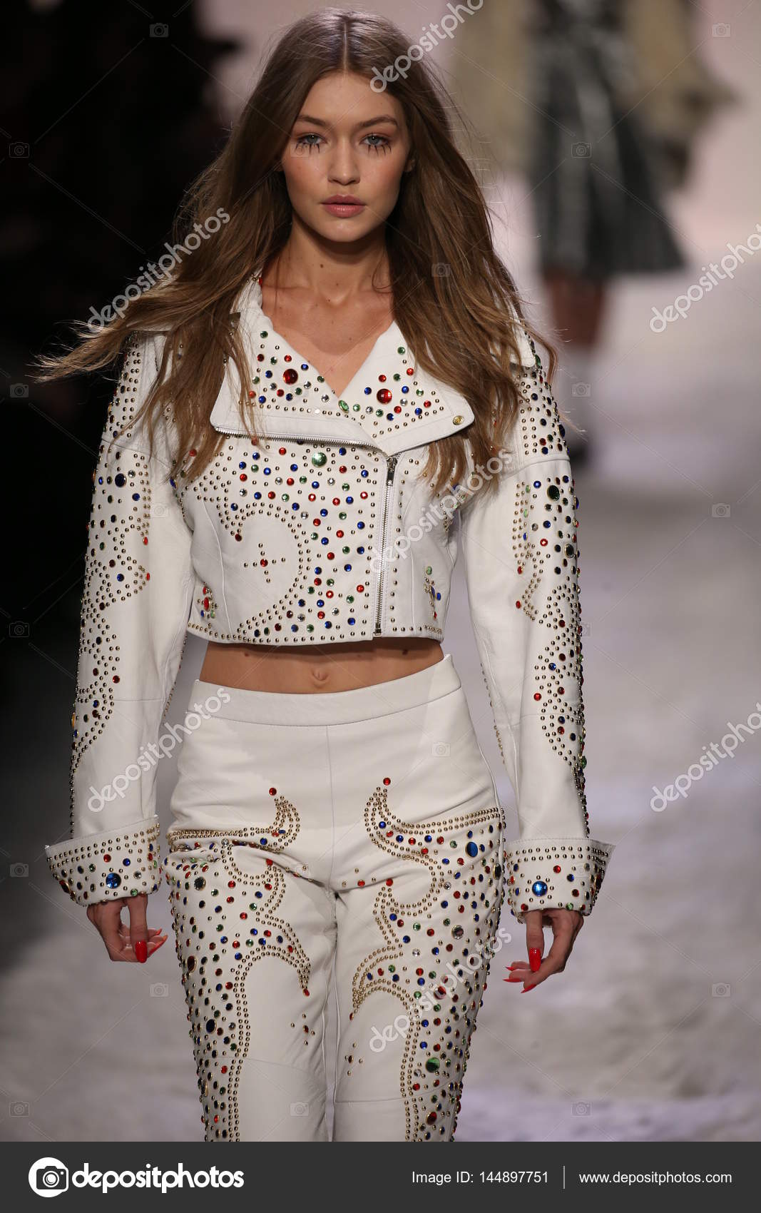 Jeremy Scott show — Foto editorial de stock #144897751 ©fashionstock