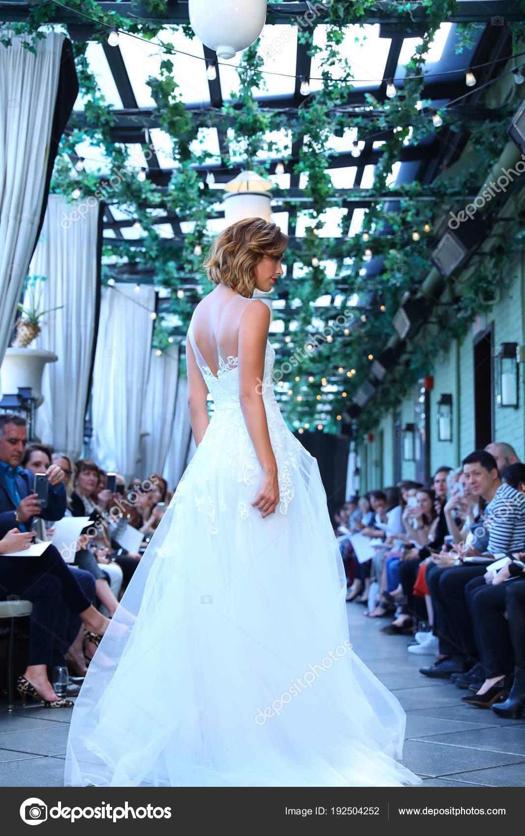 New York April Model Walks Runway Amsale Tribute Spring 2019 – Stock ...