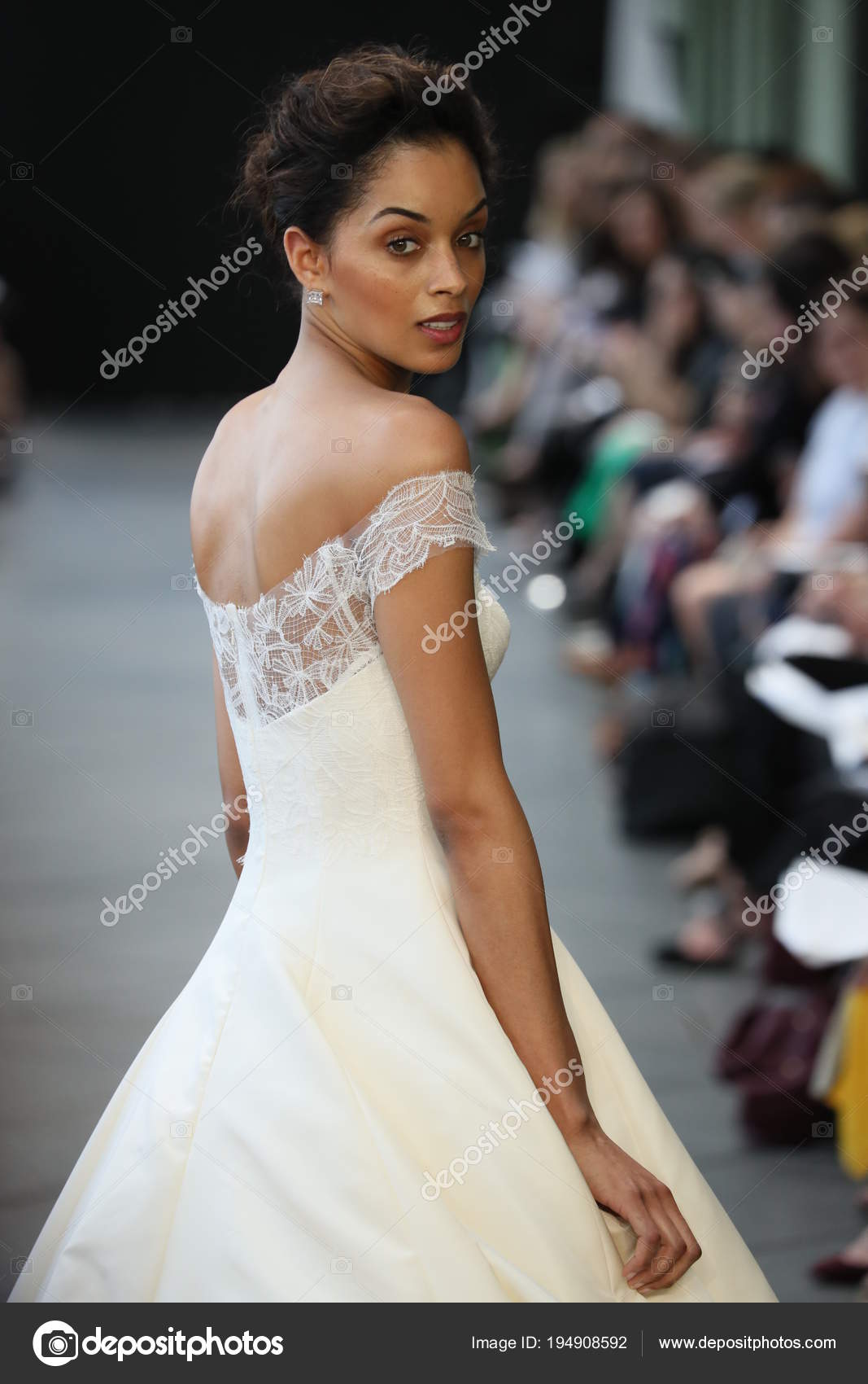 New York April Model Walks Runway Amsale Tribute Spring 2019 – Stock ...