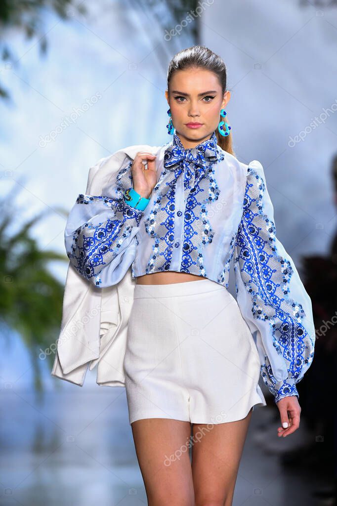 NUEVA YORK, NUEVA YORK - 11 DE SEPTIEMBRE: Una modelo camina por la ...