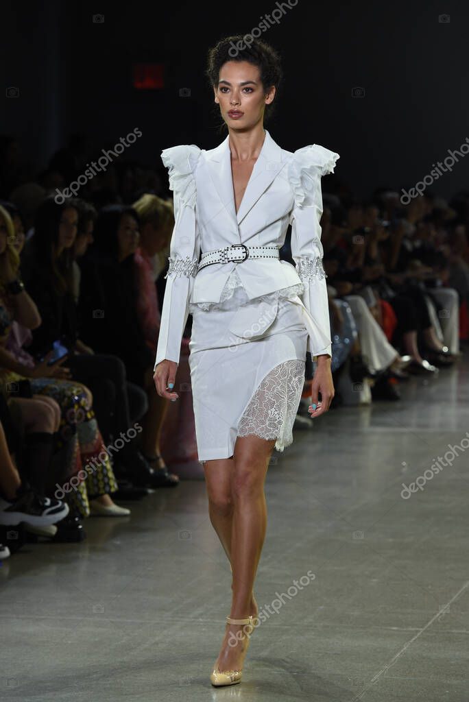 NUEVA YORK, NUEVA YORK - 07 DE SEPTIEMBRE: Una modelo camina por la ...