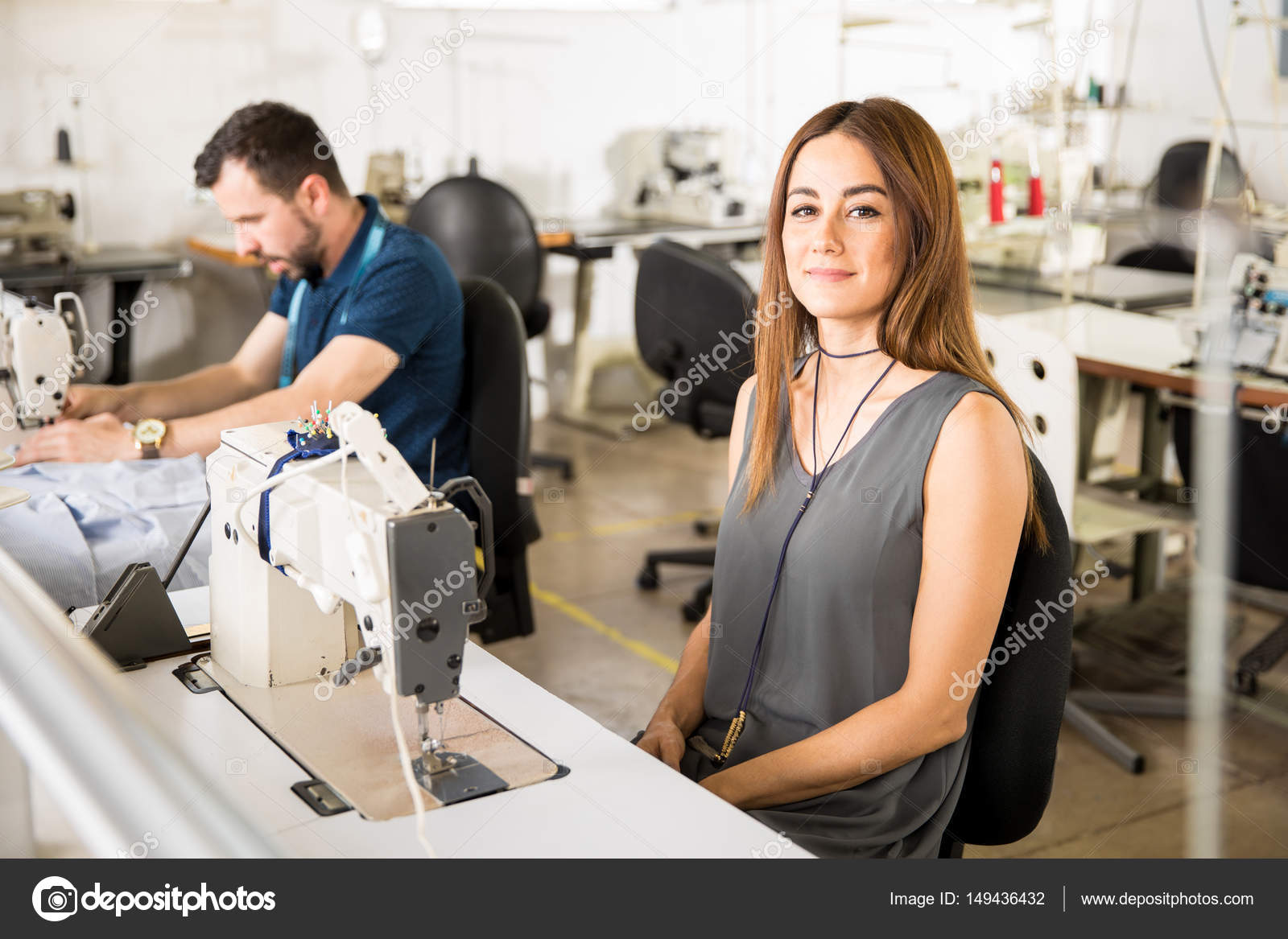 Linda costurera trabajando en una fábrica: fotografía de stock ...