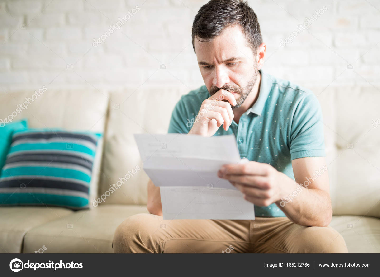 Jovem preocupado — Foto © tonodiaz #165212766