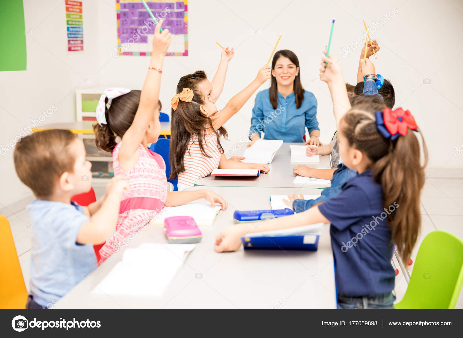 Grupo Estudiantes Preescolar Levantando Mano Durante Clase Tratando ...