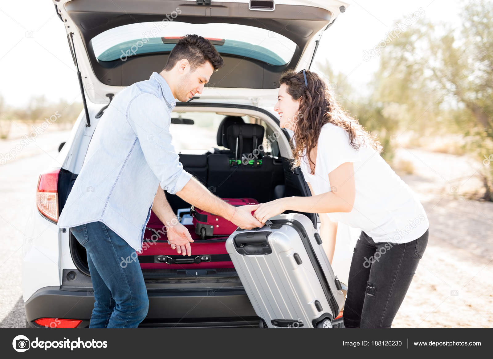Young Man Woman Loading Bags Car Trunk — Stock Photo © tonodiaz #188126230