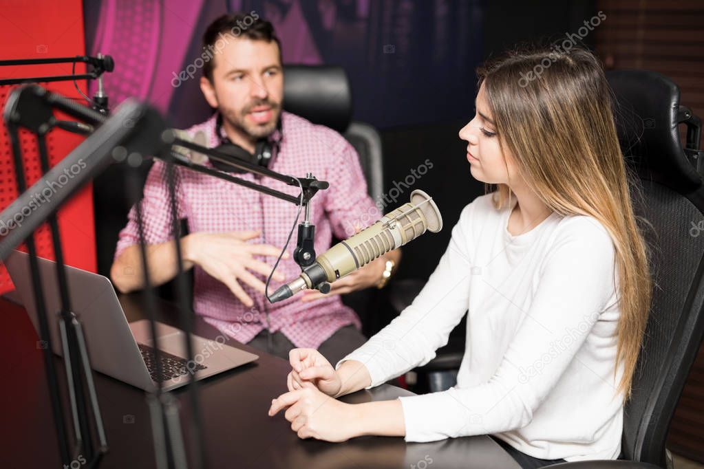 Presentador de radio masculino que organiza una entrevista con una ...