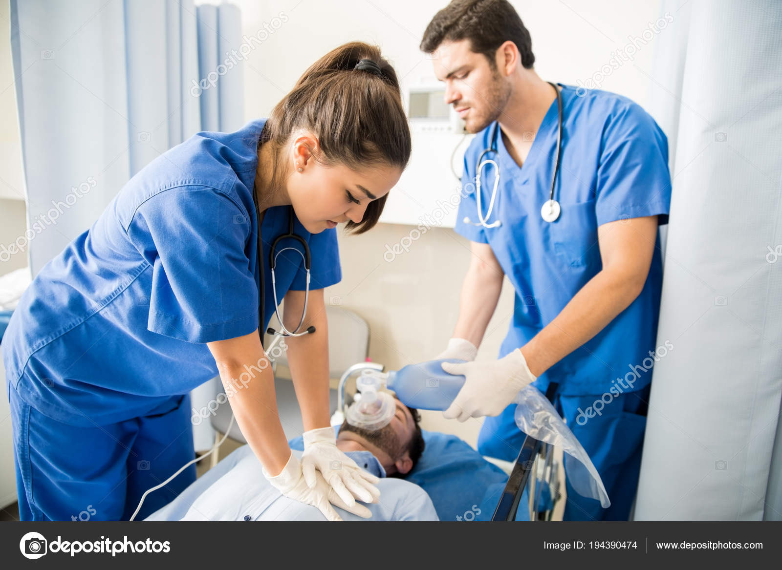 Dos Médicos Dando Rcp Paciente Masculino Inconsciente Acostado Una Cama ...