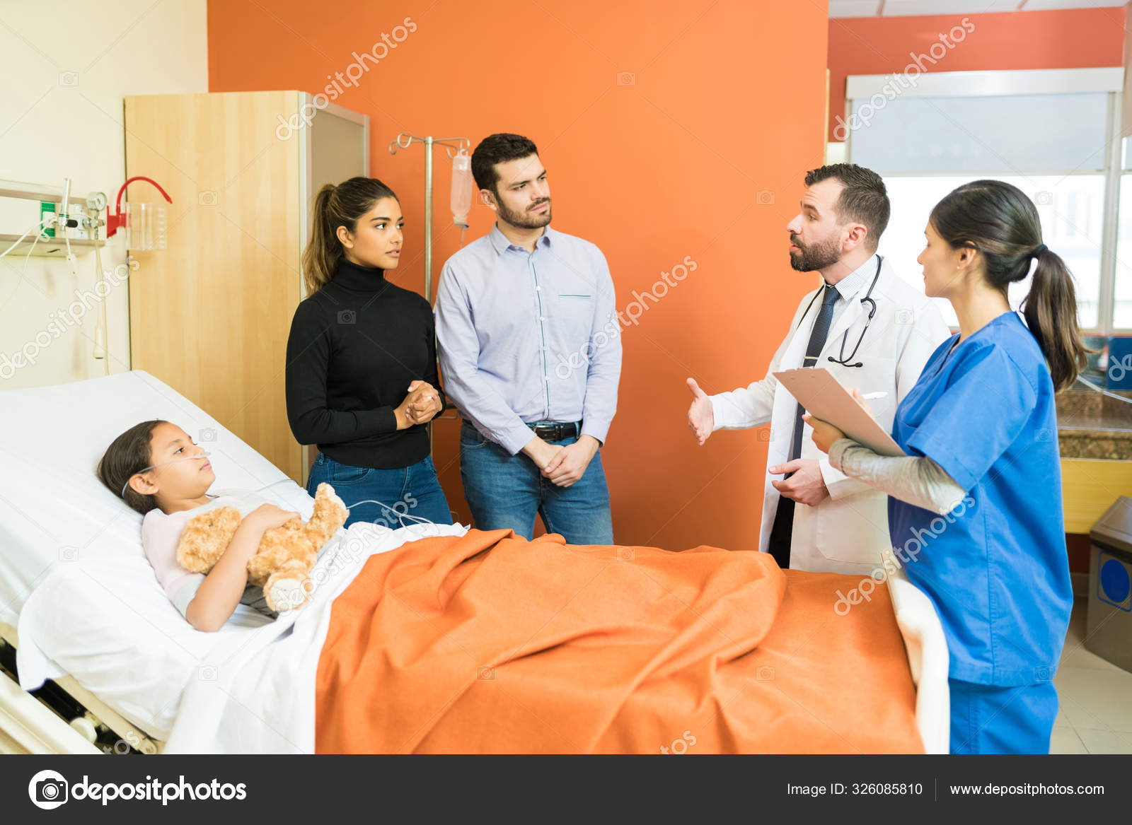 Médico Enfermera Explicando Enfermedad Los Padres Mientras Está Junto ...