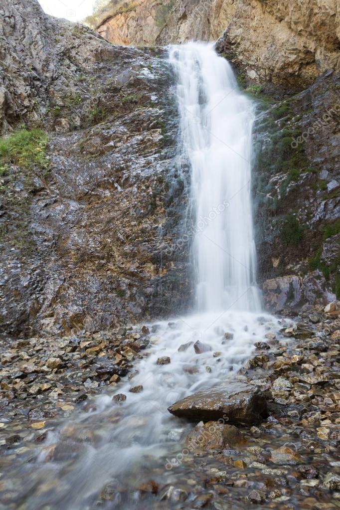 La primera cascada en el valle de Issyk-Ata. Obturador lento 2023