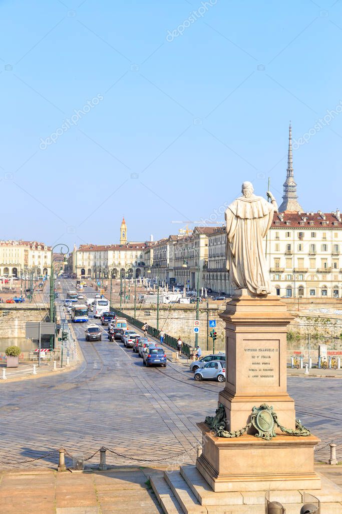 Turín, Italia - 12 de julio de 2019: Monumento a Vittorio Emanuele I ...