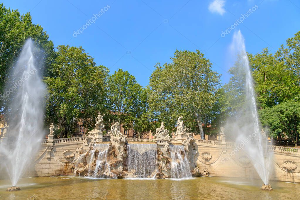 Turín, Italia. La fuente de 12 meses es una de las obras ...
