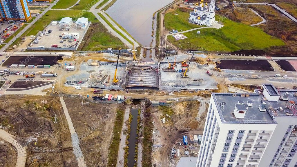 Ekaterinburg, Rusia. La construcci n de un puente sobre el r o. Nueva rea de construcci n ...