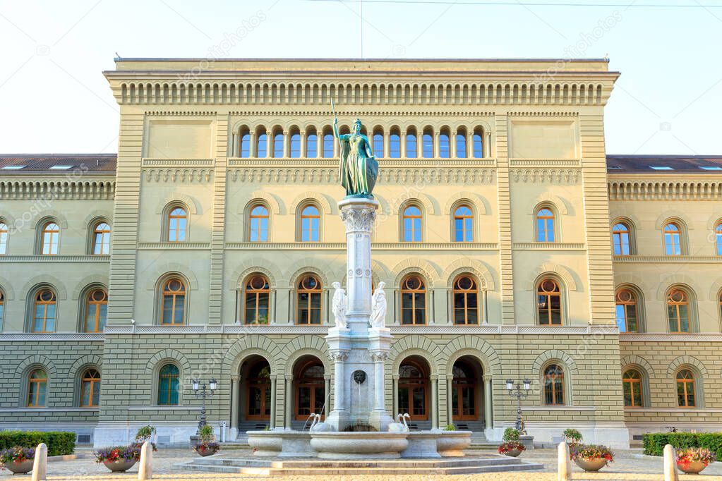 Berna, Suiza. La Fuente Bernabrunnen está coronada con una figura de ...