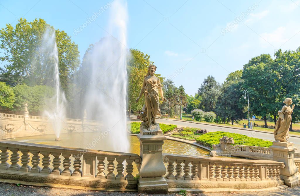 Turín, Italia. Escultura - Abril. Fuente "12 Meses". es una de las ...