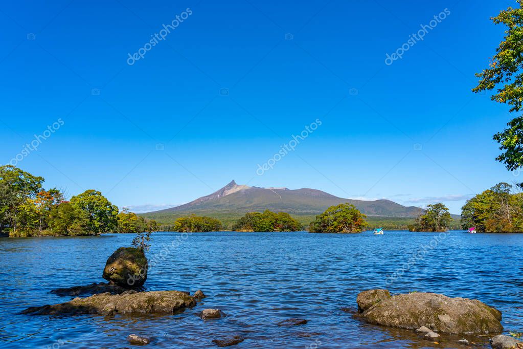 Vista del paisaje desde el lago Onuma en el día soleado con Mt ...