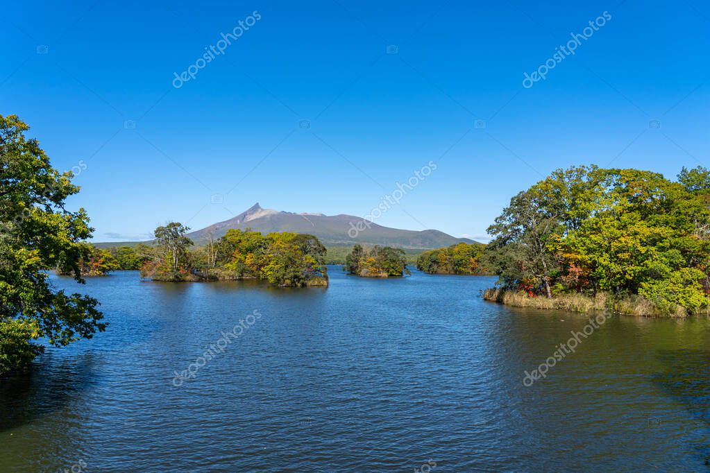 Vista del paisaje desde el lago Onuma en el día soleado con Mt ...