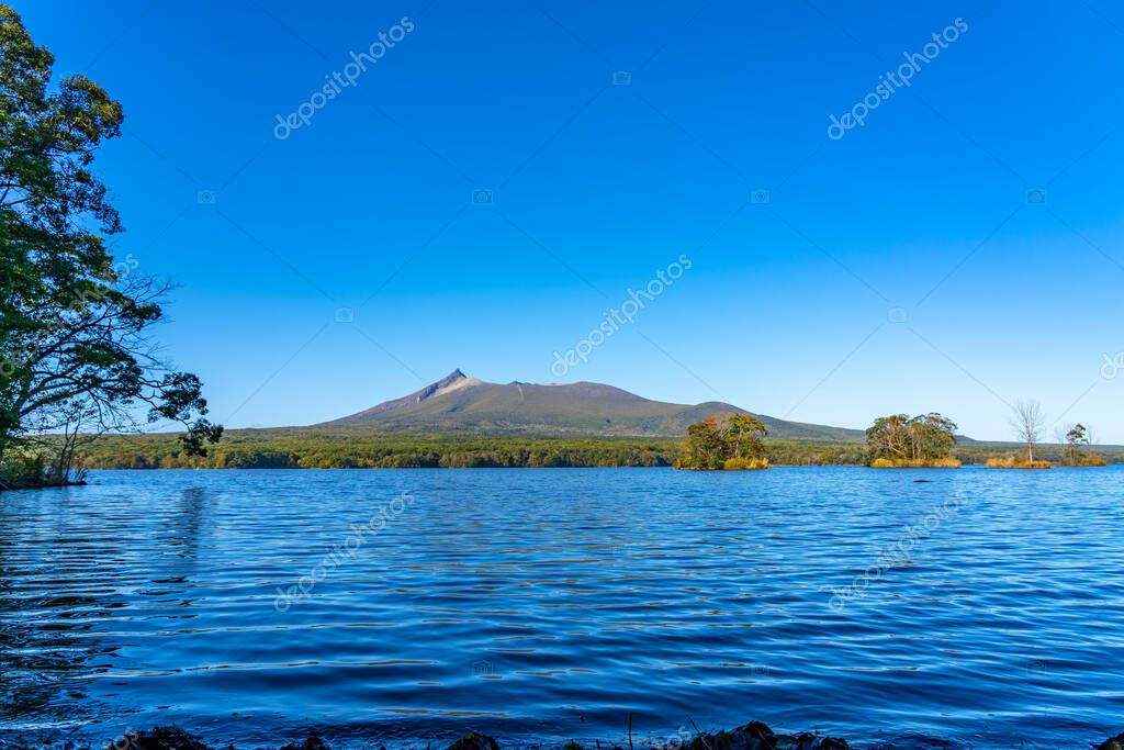 Vista del paisaje desde el lago Onuma en el día soleado con Mt ...
