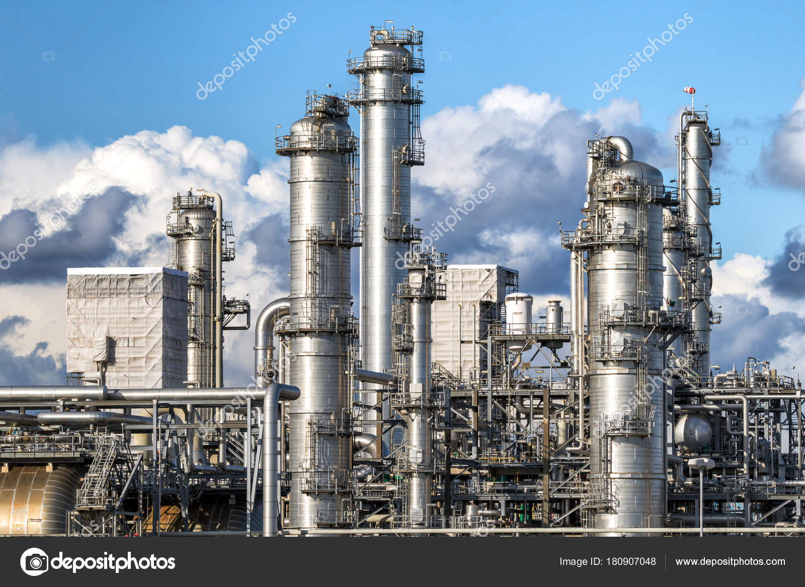 Travaux Tuyauterie D'une Raffinerie Pétrole — Photo éditoriale par ...