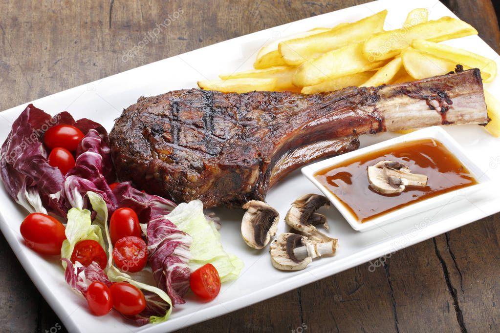 Barbacoa Tomahawk Filete sobre tabla de madera 2025