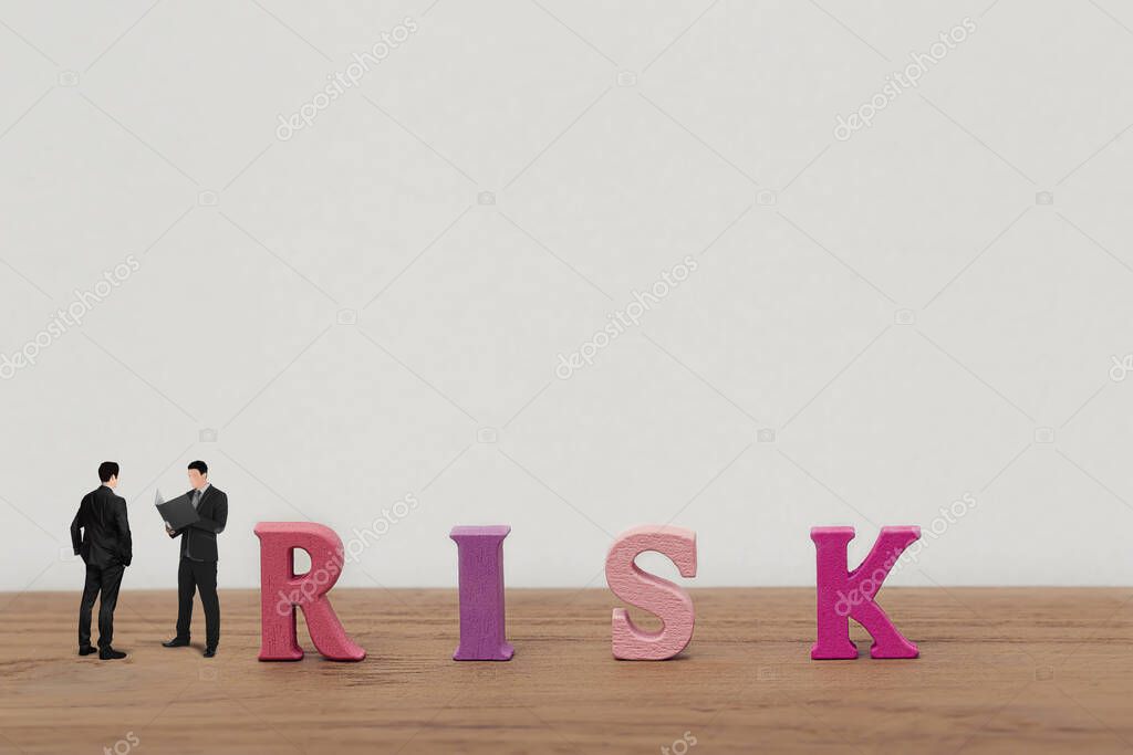 Arreglo letras de madera palabra RIESGO con miniatura hombre de ...