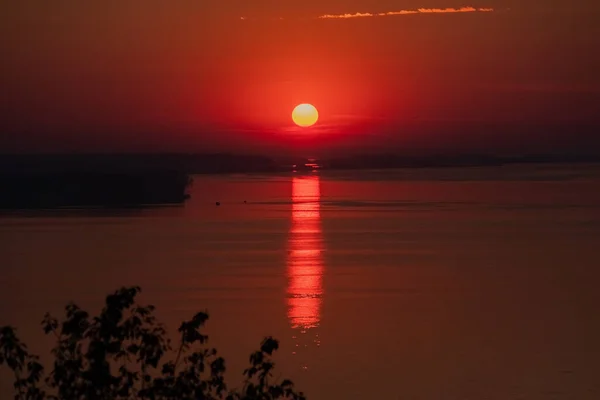 Beautiful low key sunrise with early sun and structure reflections ...