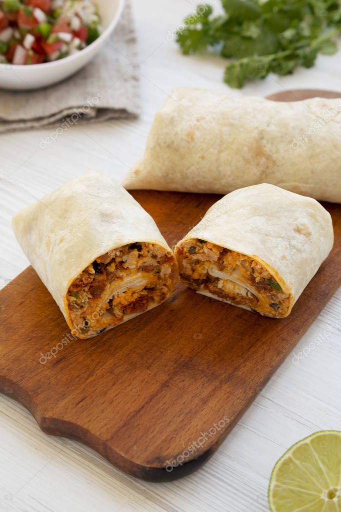 Burritos caseros del desayuno del chorizo en un tablero rústico de ...