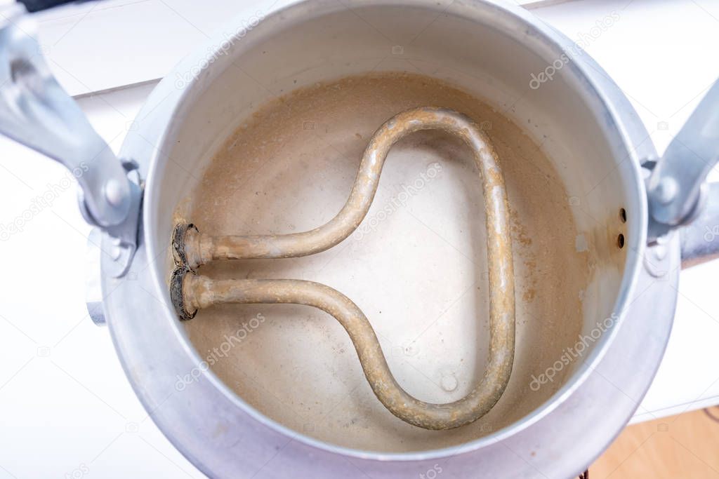 Escala de cal, escala de cal en el elemento del tanque de calefacción ...