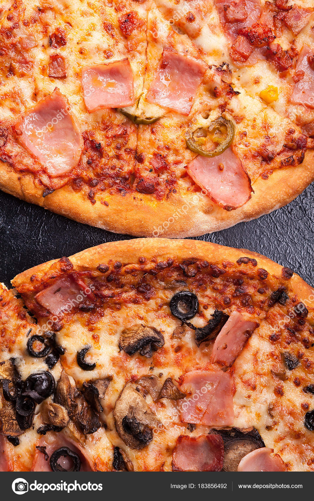 Vista superior de dos pizzas una junto a la otra — Foto de stock ...