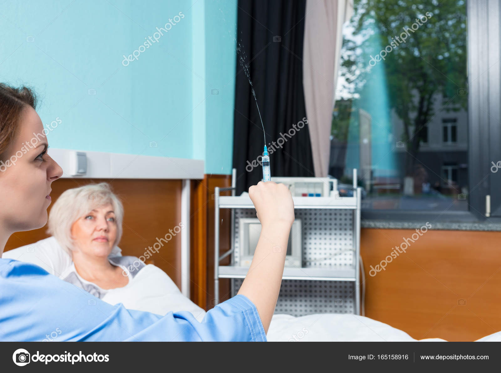 Female doctor in uniform is getting ready to do an injection to — Stock ...