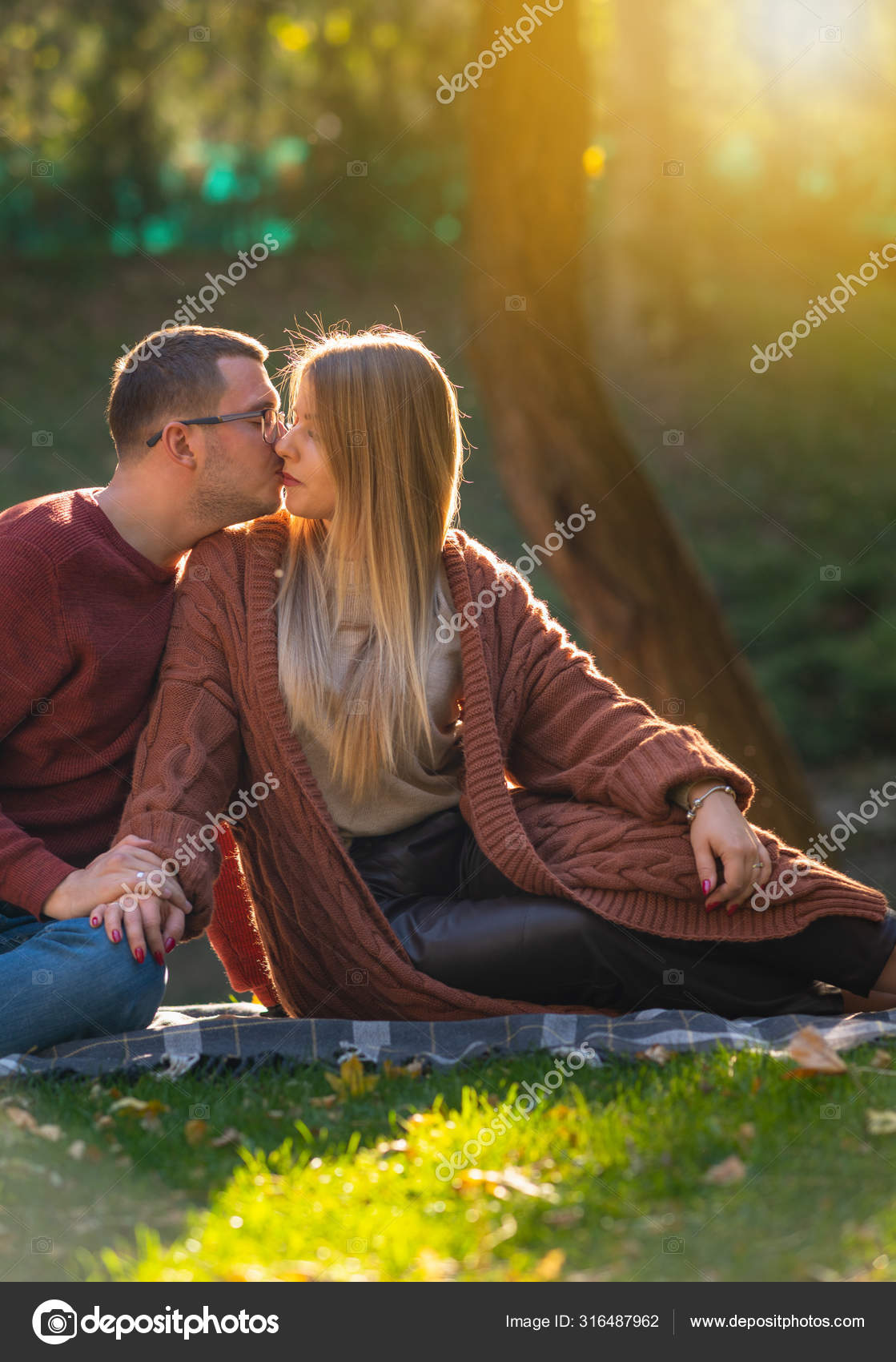 Romantic couple on an evening date in a park — Stock Photo © Vaicheslav ...
