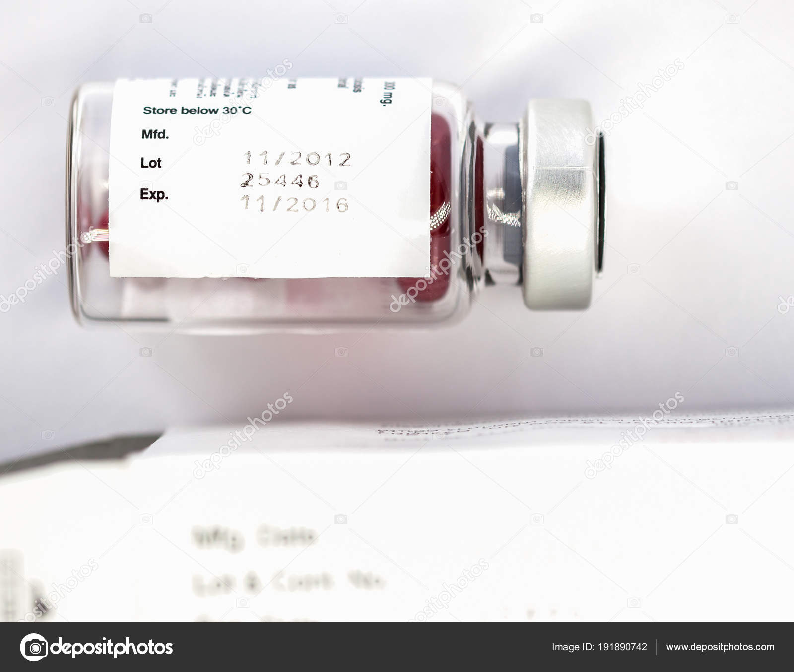 Label expiration medicine on bottle Stock Photo by ©Isarapic 191890742