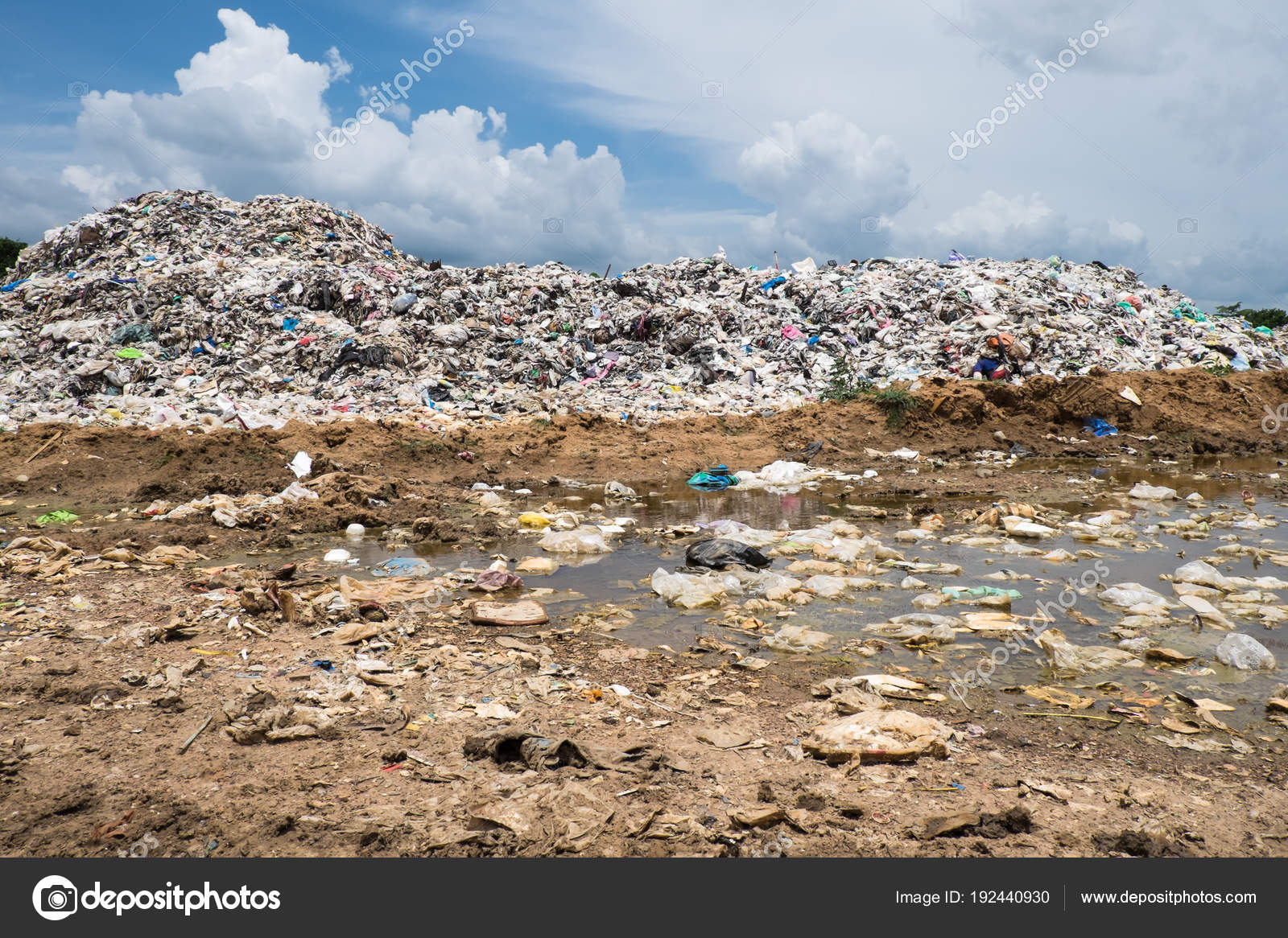 Endless Big Heap Trash Dumping Ground Stock Photo by ©Isarapic 192440930