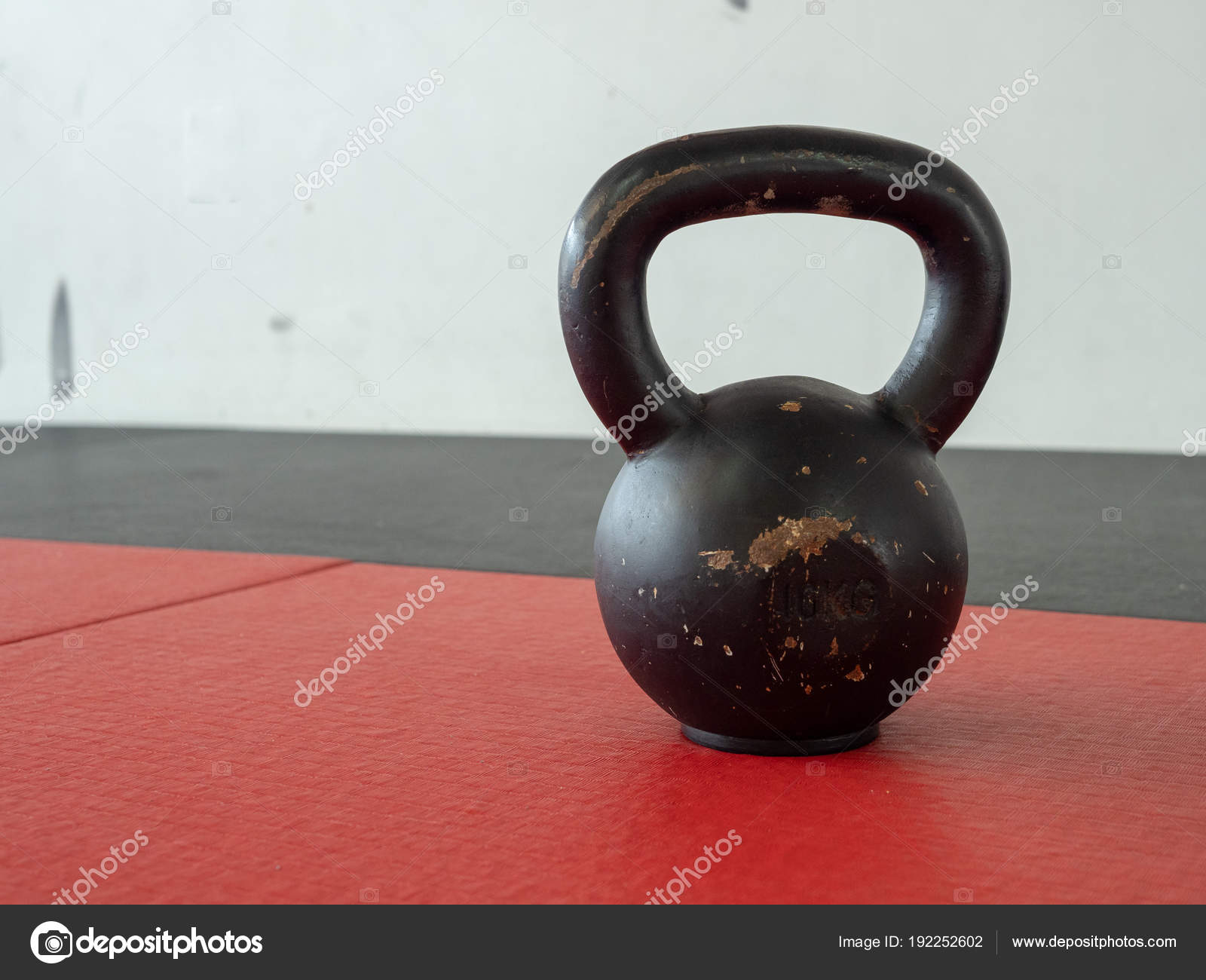 10 kg kettle bell sitting on gym mat with space to left Stock Photo by ...