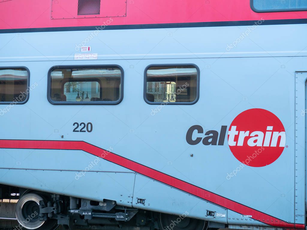 Logotipo de Caltrain en el lado del tren junto a las ventanas del ...