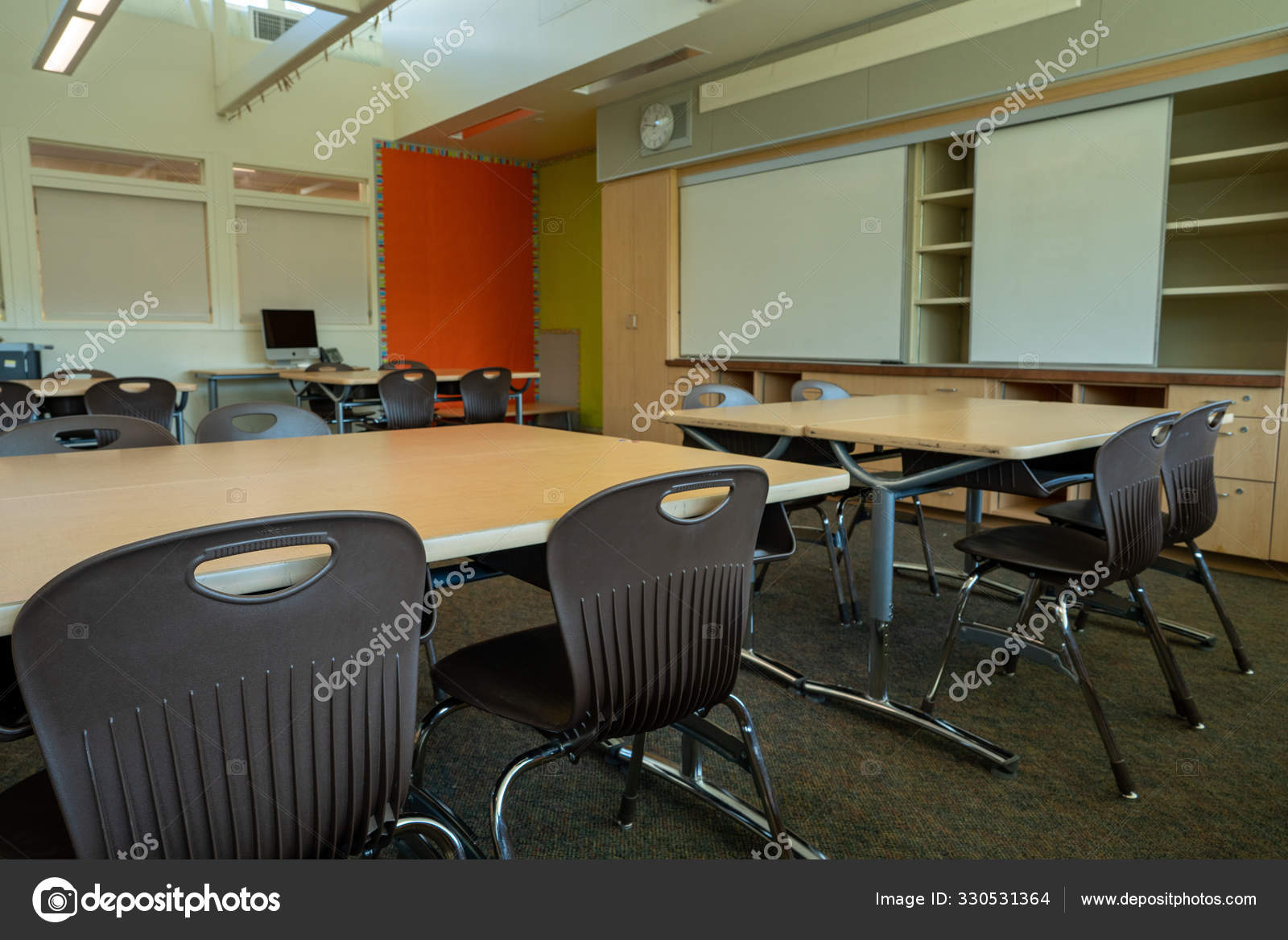 Empty grade school classroom with Apple Mac computer in back — Stock ...