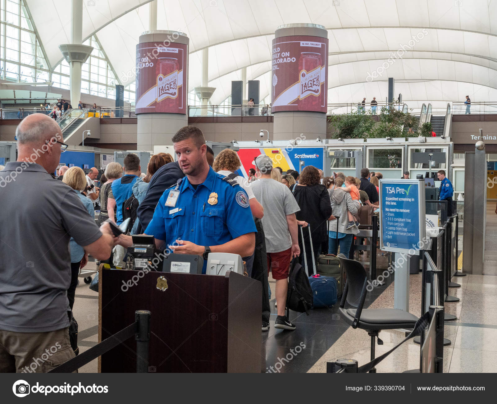 TSA agent passes man through security checkpoint at Denver ...