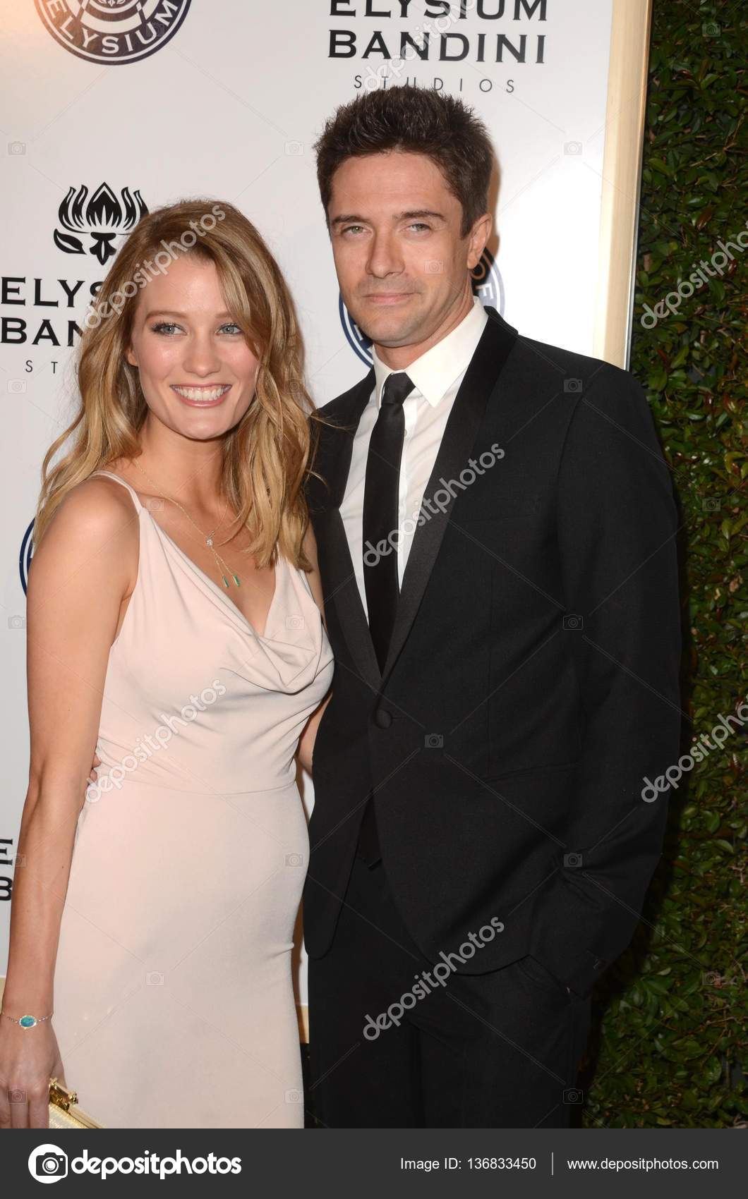 Ashley Hinshaw Topher Grace