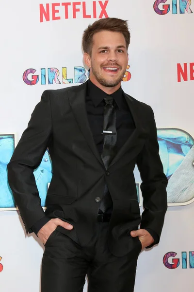 Actor Johnny Simmons – Stock Editorial Photo © Jean_Nelson #125924592