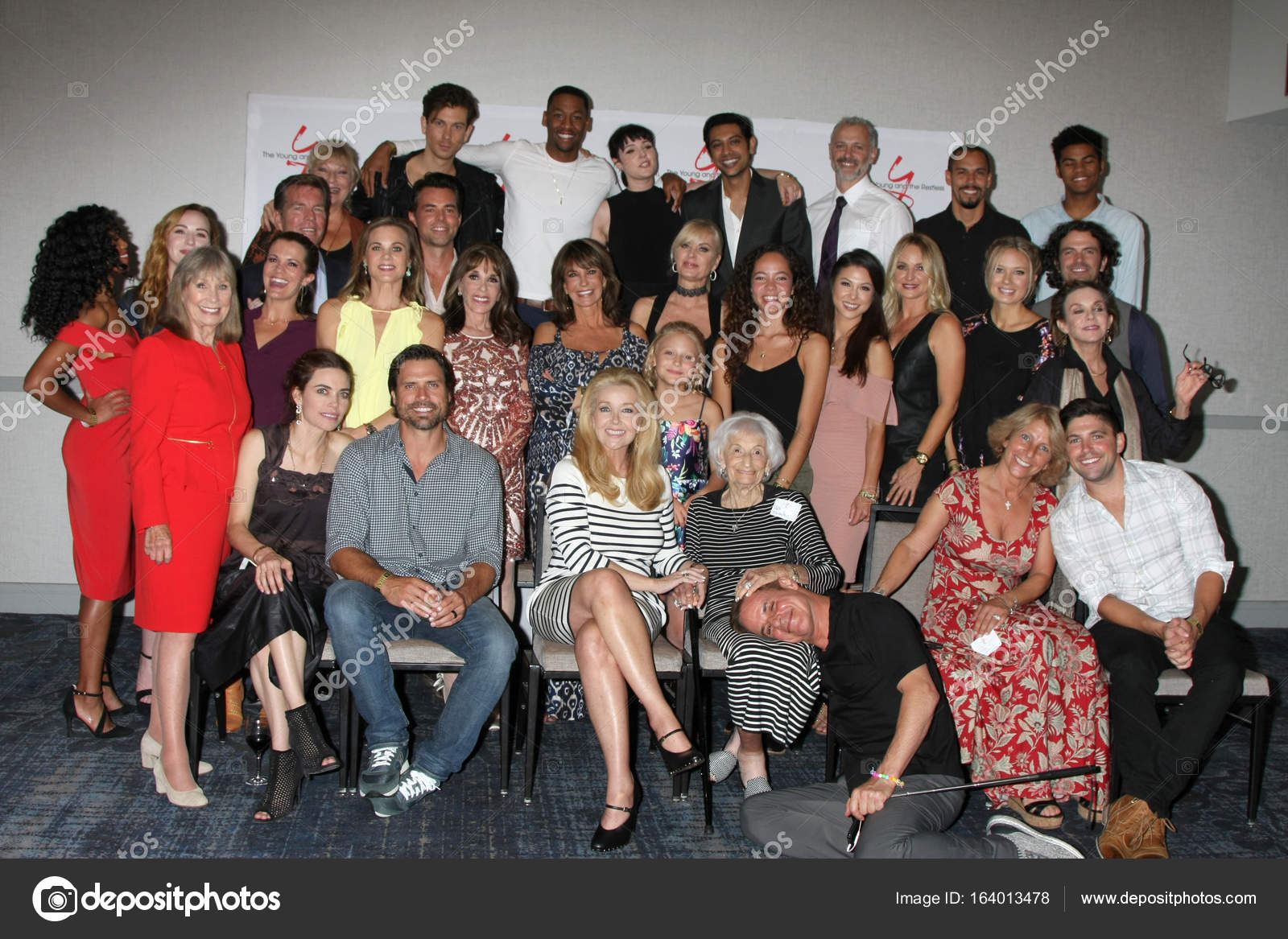 YnR Cast, Fans — Stock Editorial Photo © Jean_Nelson #164013478