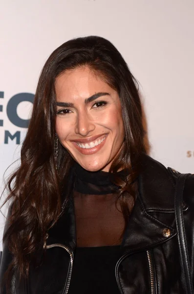 Mujer nikki fotos de stock, imágenes de Mujer nikki sin royalties ...