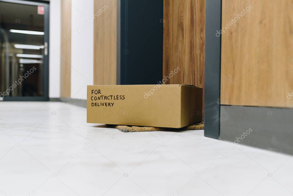 Caja de entrega sin contacto durante la pandemia global de infección ...
