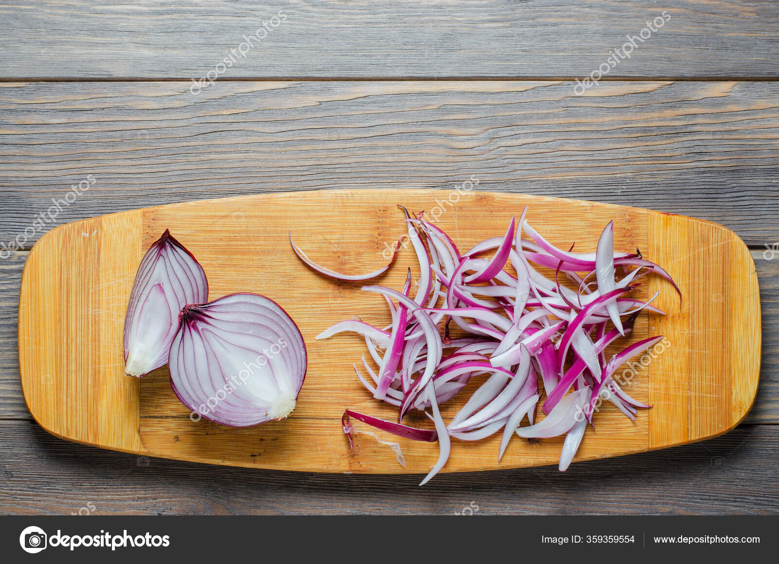 Cebolla Roja Rodajas Proceso Cocción Una Tabla Cortar Amarillo Vista ...