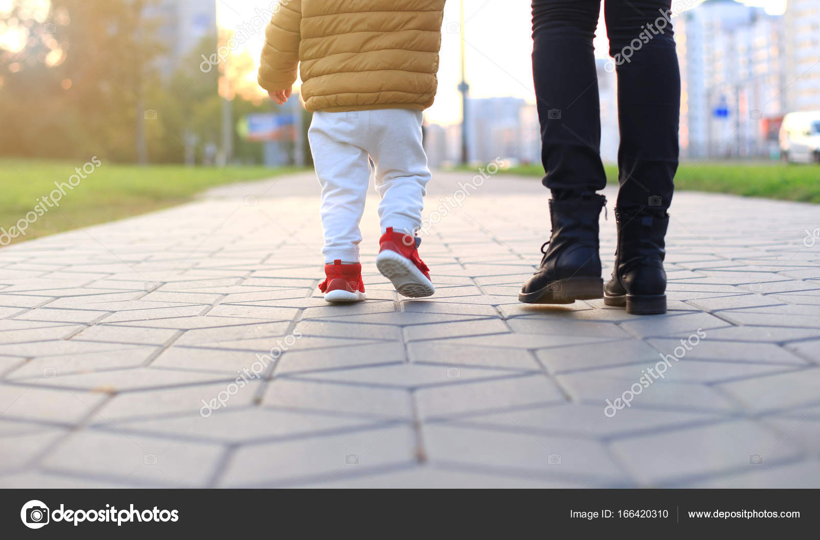 Baby's first steps. The first independent steps. — Stock Photo ...