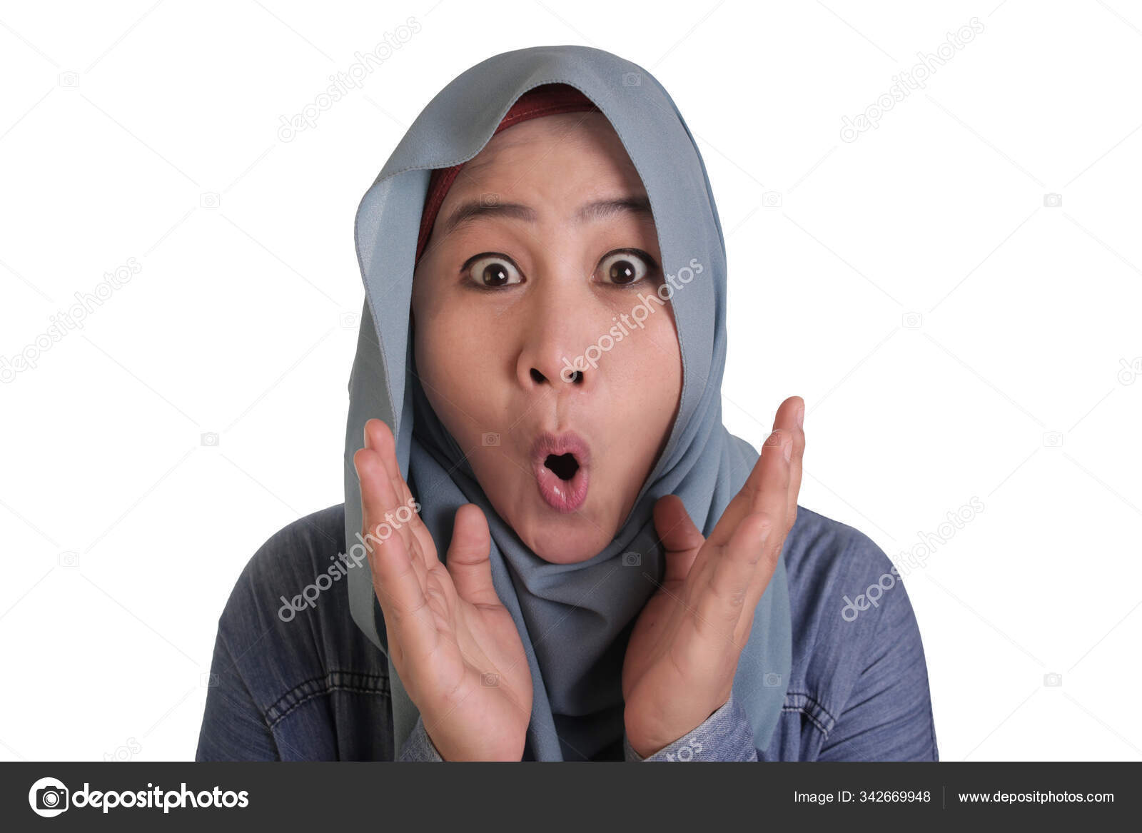 Linda dama musulmana muestra impactada cara sorprendida con la boca ...