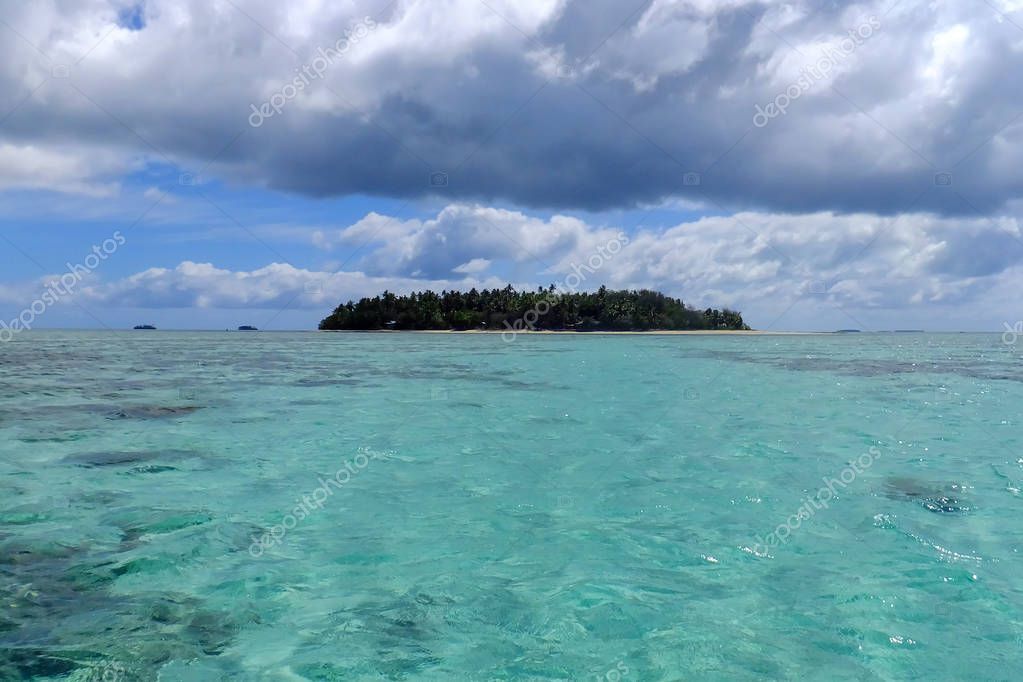 Pequeña isla frente a la costa de la isla de Tongatapu en Tonga 2022