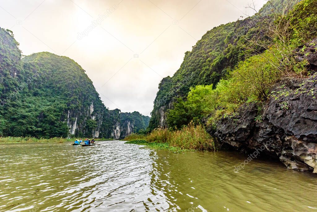 Parque Nacional Tam Coc - Turistas que viajan en lanchas a lo largo del ...