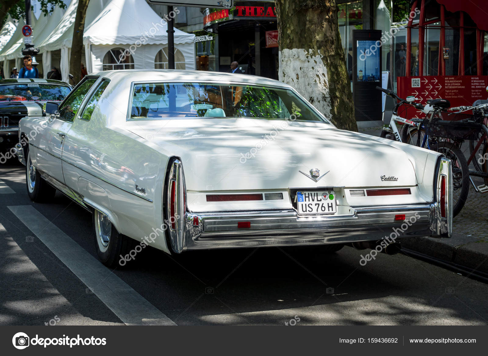 Full-size luxury car Cadillac Coupe de Ville (fourth generation), 1975 ...