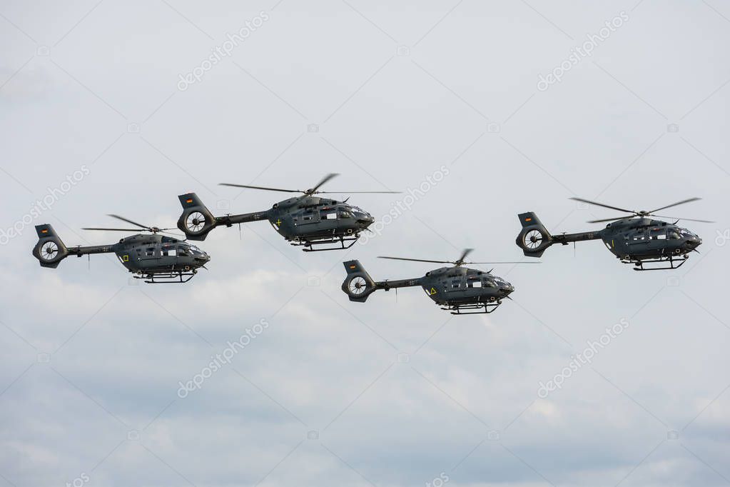 BERLÍN, ALEMANIA - 27 DE ABRIL DE 2018: Helicópteros utilitarios militares Airbus H145M de la ...