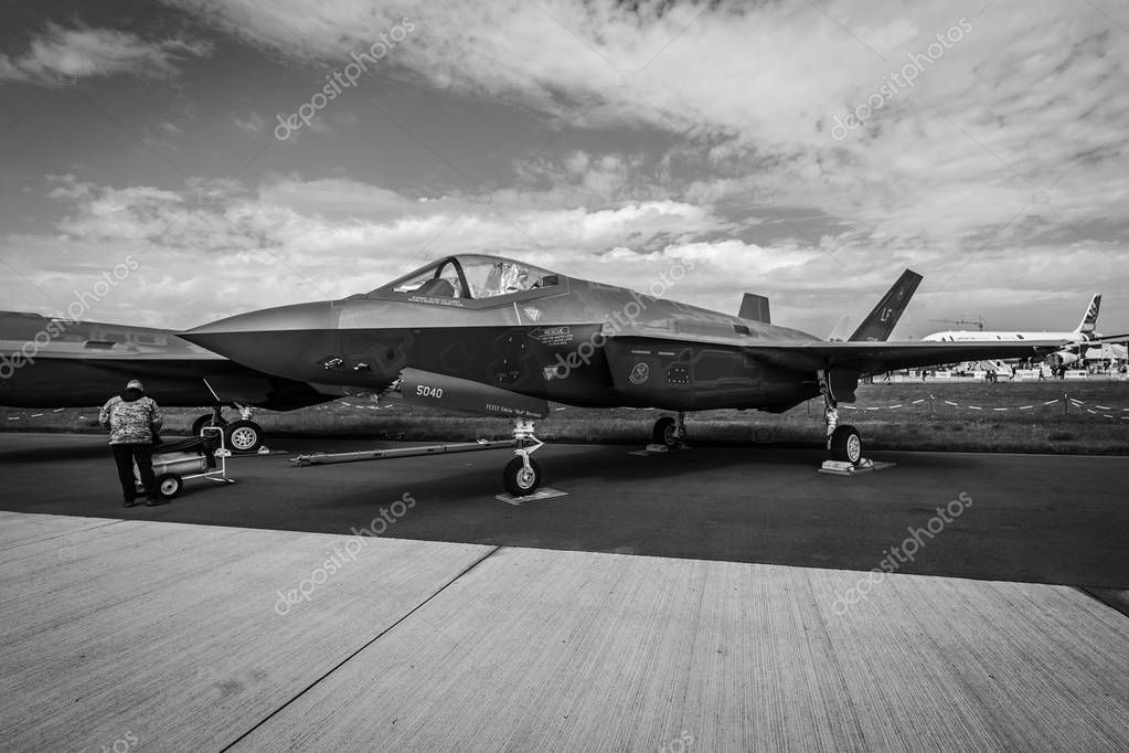 BERLÍN, ALEMANIA - 25 DE ABRIL DE 2018: Luchador multirol sigiloso Lockheed Martin F-35 ...
